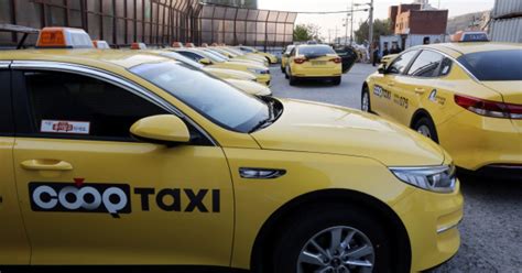 노란색 쿱 택시 잘~ 나갑니다