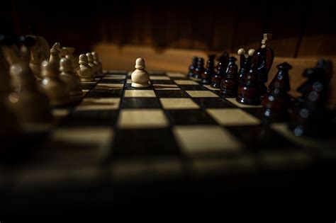 리더십 팀워크 파트너십 비즈니스 전략 개념 초점 심도가 낮은 흐릿한 배경 어두운 배경에 체스 보드에 서있는 나무 체스 조각 요소 세트 0명에 대한 스톡 사진 및 기타 이미지