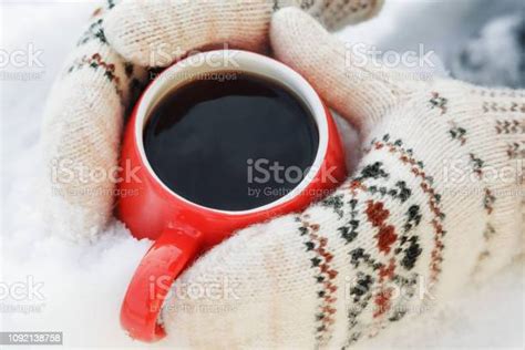 모직 장갑에 손을 잡고 뜨거운 차 또는 커피 눈 속에 서 있는 붉은 얼굴 서리가 화창한 날에 피크닉입니다 겨울 산책에 온난화의 개념 갈색에 대한 스톡 사진 및 기타 이미지