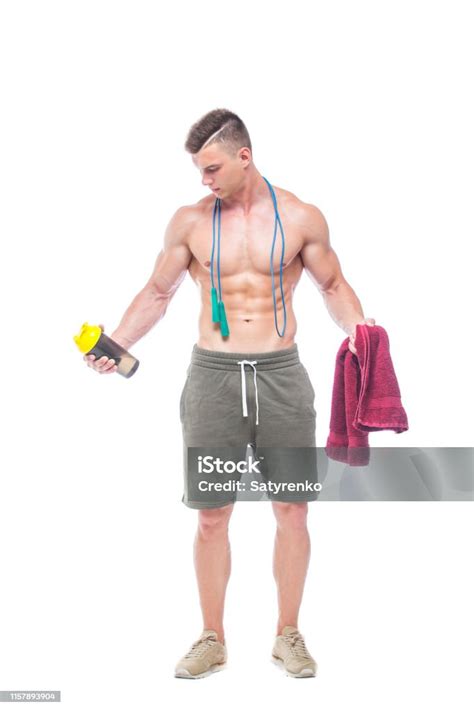 로프를 건너 뛰는 근육 질의 남자 흰색 배경에 고립 된 목에 빨간 수건으로 물을 마시는 밧줄을 점프하는 근육 질의 젊은 남자의