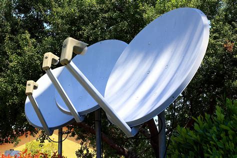 집 밖의 건물 건축 그릇 기술 네트워크 도시 도시 풍경 도시의 무선 미디어 방송 설치 소통 송전 수신기 스카이라인 스타일 신호 안테나