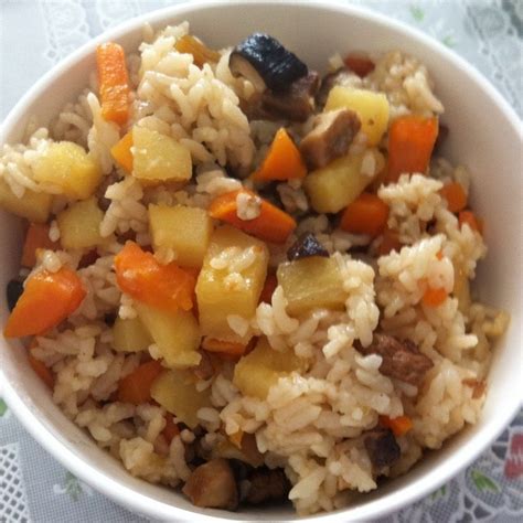 【土豆胡萝卜香菇青椒五彩焖饭的做法步骤图】阿杉小太阳下厨房