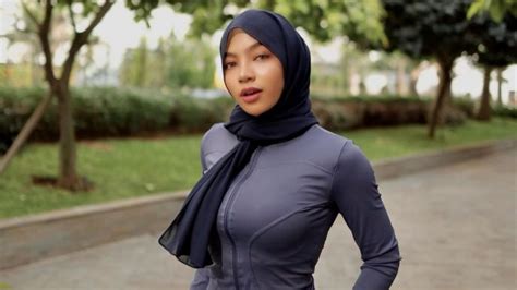 Oklin Fia Jilat Lidah Adik Perempuan Usai Heboh Es Krim Di Kemaluan Pria Netizen Murka Merusak