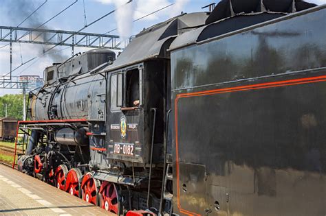 화창한 날 기차역에서 검은 복고풍 증기 기관차 0명에 대한 스톡 사진 및 기타 이미지 0명 객차 검은색 Istock