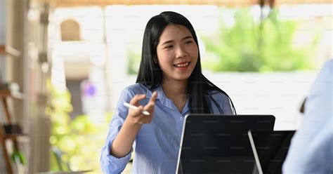 질서 정연하고 편안한 사무실을 배경으로 현대적인 작업 테이블에 앉아 컴퓨터 랩톱 및 태블릿으로 함께 작업하는 비즈니스 개발 팀의 사진 협업 개념입니다 사진