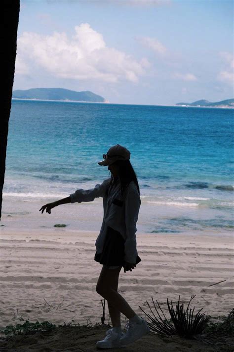 孟佳海边度假自信秀美腿 开怀大笑状态超放松 搜狐大视野 搜狐新闻