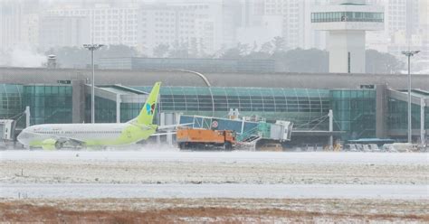 최대 30㎝ 제주 폭설로 항공편 무더기 결항 눈길 사고 잇따라