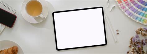 모형 태블릿 디자이너 용품 및 아침 식사와 최소한의 디자이너 작업 테이블의 상단 보기 책상에 대한 스톡 사진 및 기타 이미지 책상 공란 단일 이미지 Istock
