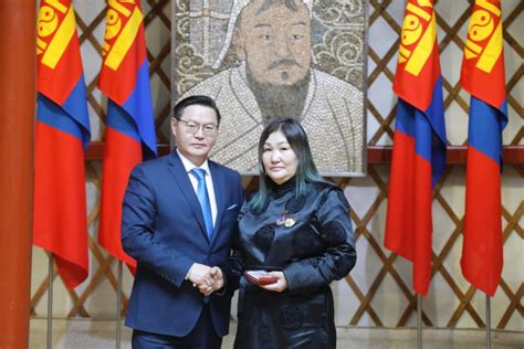 Монгол Улсын Ерөнхийлөгчийн зарлигаар Хүнс хөдөө аж ахуй хөнгөн үйлдвэрийн салбарын баялаг