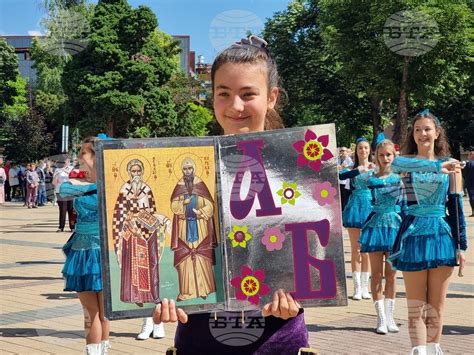 С дефиле награждаване на изявени учители и ученици и празнична програма в Ловеч бе отбелязан 24