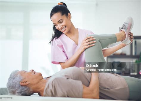 내부 물리 치료사와 세션 동안 가벼운 운동을하고 노인의 샷 물리치료에 대한 스톡 사진 및 기타 이미지 물리치료 노인 가정