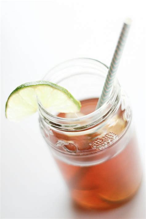 얇게 썬 레몬과 물을 곁들인 투명한 음료수 잔 사진 Unsplash의 무료 뉴욕 이미지