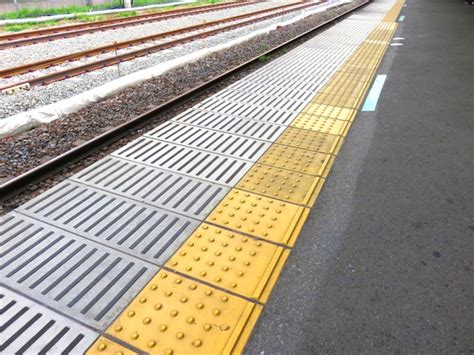 「黄色い点字ブロックの内側〜」みんなバカなの？ Ys Factory Blog