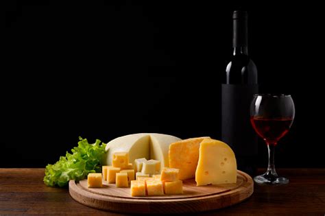 검은 색 배경에 나무 스탠드에 치즈와 레드 와인 세트 치즈는 작은 조각으로 자르고 양상추로 장식되어 있습니다 Sulguni에 대한 스톡 사진 및 기타 이미지 Istock