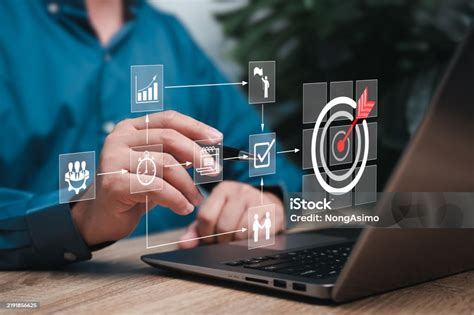 워크 플로우 및 작업 대상 순서도를 사용한 비즈니스 프로세스 자동화 비즈니스맨은 성공을위한 회사의 플로우 차트 관리 조직을 사용 기업 성장 목표 설정 전략 단계 개발에 대한