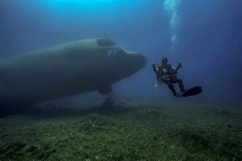 ရေအောက်ထဲရောက်သွားတဲ့ လေယာဉ်တွေ၊ ကားတွေ၊ လှေတွေရဲ့ ဓာတ်ပုံတွေနဲ့ သူတို့အဲဒီကို ဘယ်လိုရောက်ခဲ့က