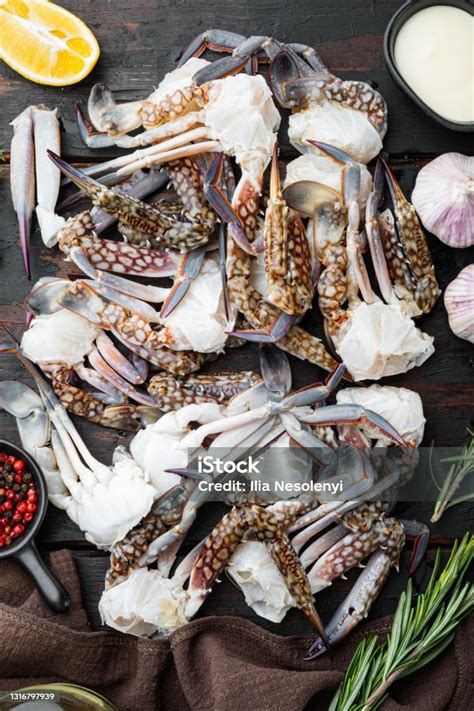 신선한 푸른 수영 게 고기 어두운 나무 배경에 상단 보기 플랫 평지 Blue Swimming Crab에 대한 스톡 사진 및 기타 이미지 Blue Swimming Crab