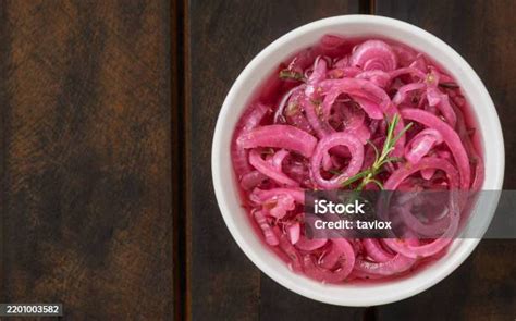 하얀 그릇에 로즈마리와 향신료를 곁들인 절인 붉은 양파의 평면도 붉은 양파에 대한 스톡 사진 및 기타 이미지 붉은 양파 절임 저장 건강한 식생활 Istock