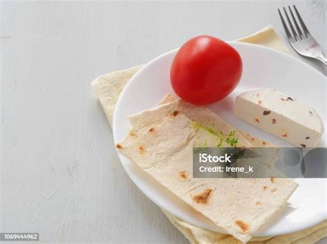 채식 아침 식사와 요리 배경입니다 흰색 접시에 부드러운 치즈 피타 유채과 야채 샐러드와 신선한 야채 빵 건강 한 먹는 개념 텍스트에 대 한 공간을 복사 합니다 0명에 대한