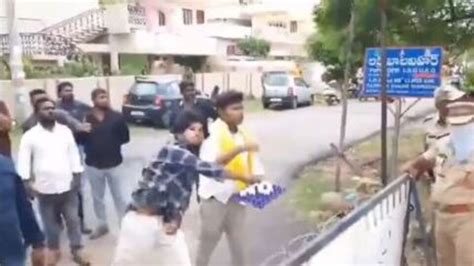 Gudivada Ycp Vs Tdp రాజకీయ సన్యాసం చేసి మాట నిలబెట్టుకోవాలి కొడాలి నాని ఇంటి వద్ద ఆందోళన