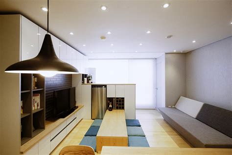 거실 소파 뒤 책장