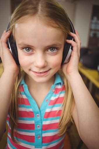 귀여운 학생 컴퓨터 정상급이다 카메라를 보고 미소 짓는 평온한 2015년에 대한 스톡 사진 및 기타 이미지 2015년 8 9 살 고등학교 Istock