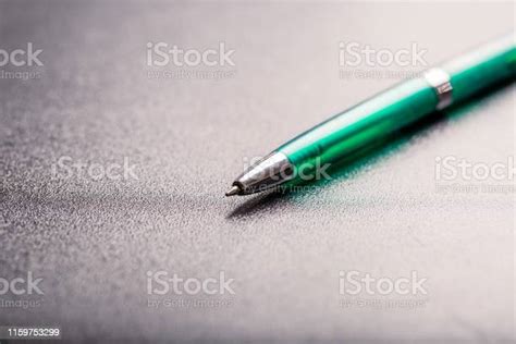 검은 색 배경에 클리핑 경로가있는 자동 플라스틱 볼펜 닫습니다 0명에 대한 스톡 사진 및 기타 이미지 0명 가구 검은색 Istock