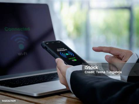 개인용 핫스팟 기술 개념입니다 개인 핫스팟 인터넷 공유 아이콘 및 모바일 스마트 폰 화면의 녹색 활성화 버튼이라는 단어는 Wifi 네트워크를 노트북 컴퓨터에 연결합니다 가상