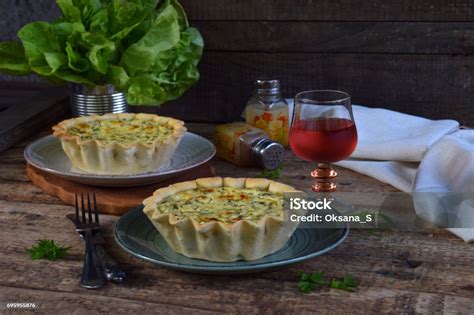 봄 채소 고기 치즈 양파 부추와 고추와 함께 하는 풍미 있는 파이 타트 차드 저녁 이나 점심 나무 배경에 파이 텍스트에 대 한 공간을 복사 합니다 건강한 식생활에 대한 스톡