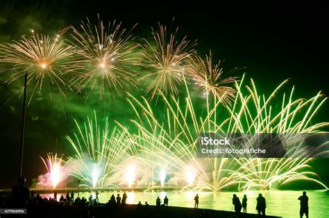 Kembang Api Foto Stok Unduh Gambar Sekarang Forte Dei Marmi Malam Waktu Hari Ini 2015