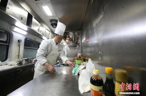 探访春运列车 移动厨房” 盒饭制作全过程