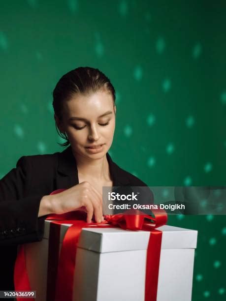 젊은 미소 행복한 예쁜 여자 새해를 축하하는 선물 상자를 들고 크리스마스 선물 녹색 배경에 포즈를 취 12월 31일에 대한 스톡 사진 및 기타 이미지 Istock