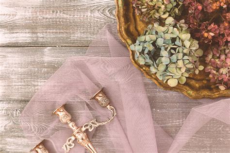 말린 파란색 수국꽃과 회색 테이블에 은색 촛대가 있는 빈티지 트레이 플랫 스타일 텍스트공간을 복사합니다 0명에 대한 스톡 사진