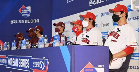 포토 근조리본 부착하고 미디어데이 참석한 양 팀 선수들