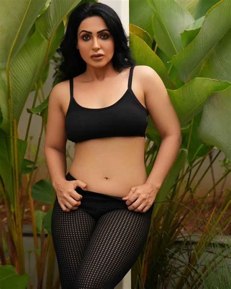 Nandini Rais Bold Navel Show Dazes
