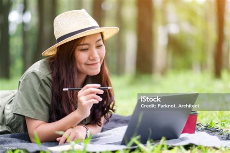 공원에 누워있는 동안 랩톱 컴퓨터에서 일하고 입력하는 여성 개념에 대한 스톡 사진 및 기타 이미지 개념 개념과 주제 나무 Istock