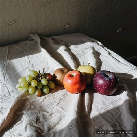 Ai创作图静物水果素材 水果静物素材 果实光影 果盘苹果暖色背景 苹果葡萄香梨桔子 水果棚拍艺术 水果图片照片 苹果静物素材 酒店入住水果