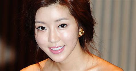 [포토] 박한별 가슴 살짝 가리고 인사