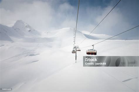 스키 리조트의 체어 리프트 케이블카에서 산까지의 전망 및 프리 라이드 스키를위한 눈 덮인 들판 겨울에 대한 스톡 사진 및 기타 이미지 Istock