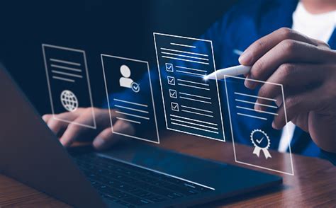 온라인 문서 유효성 검사 아이콘이 있는 노트북에 입력하는 사업가 관행 및 정책의 개념 가리키기에 대한 스톡 사진 및 기타 이미지 가리키기 개발 검색 Istock