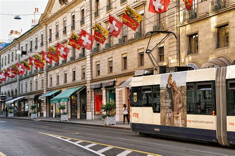 제네바 스위스에서 플래그 Rue Corraterie 거리에 트램 도시에 대한 스톡 사진 및 기타 이미지 도시 제네바 거리 Istock