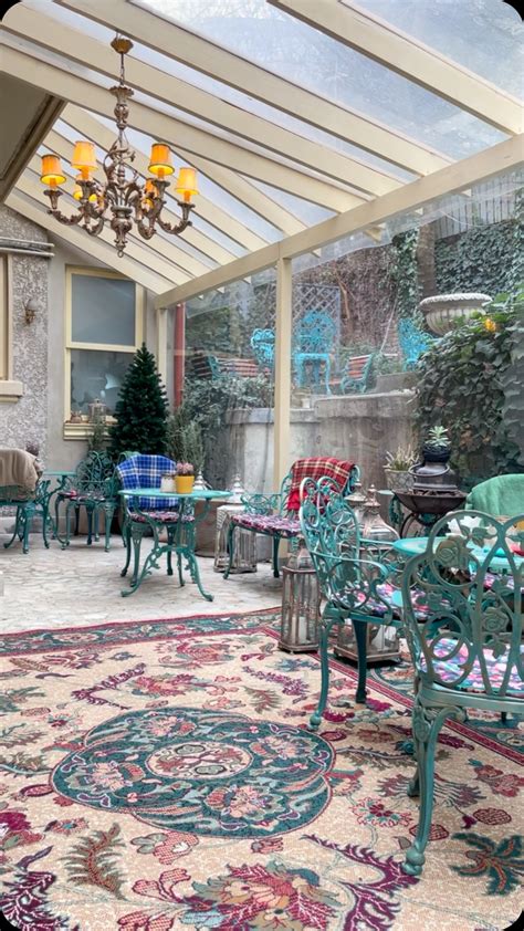 החנות ספרים ה לא כל כך קטנה ומטריפה הזאת היא קרטורשט או ברומנית Carturești משחק מילים על