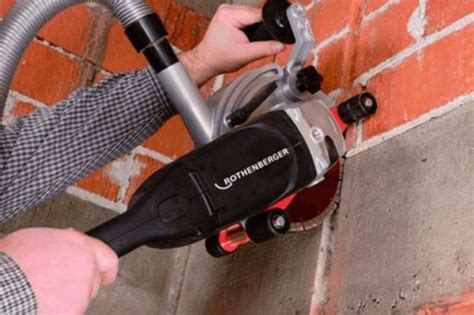 Штроба в кирпичных стенах в Минске