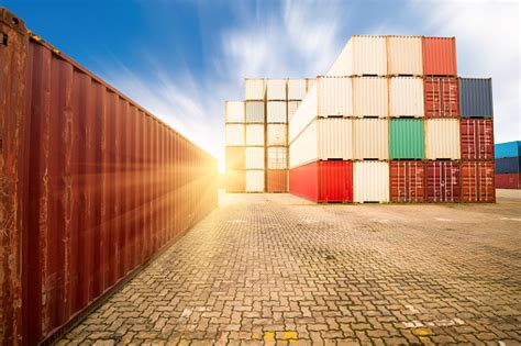 지게차 리프팅 화물 컨테이너 선박 야드에서 또는 도킹 화물 컨테이너 스택 교통 가져오기 내보내기 및 물류 산업 개념에 대 한