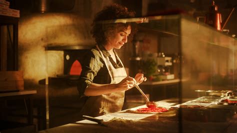 레스토랑에서 전문 여성 요리사가 피자를 준비하고 재료 특수 소스 치즈 전통적인 가족 레시피를 추가합니다 정통 햇볕이 잘 드는 이탈리아 피자 가게 유기농 음식 요리 낮에 대한