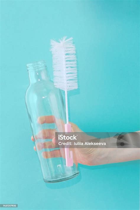 백인 여성의 손에 병 클리너와 유리 병 파란색 배경입니다 가사 집안일에 대한 스톡 사진 및 기타 이미지 가사 집안일 가정