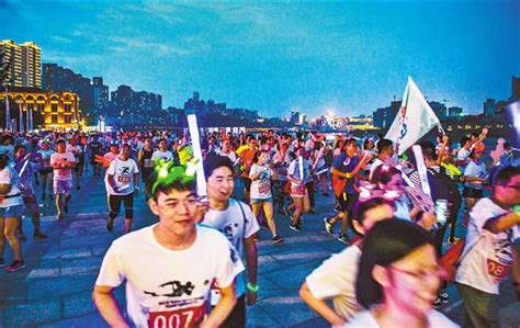 重庆日报：第二届希望工程“精准扶贫·圆梦行动”荧光夜跑举行 为贫困大学新生筹集爱心款百余万元 重庆市青少年发展基金会