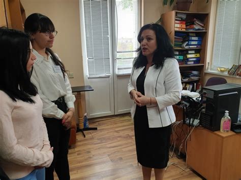 Инж Десислава Тодорова посрещна ученици от ПГТ Коста Петров снимки