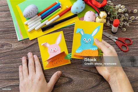 한 아이가 부활절 토끼와 함께 부활절 축하 카드를 들고 있습니다 손으로 만든 아이들의 창의력 수공예품 아이들을위한 공예품 프로젝트 부활절 토끼에 대한 스톡 사진 및 기타