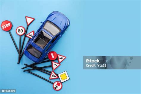 운전 학교 및 학원 파란색 배경에 자동차 및 도로 표지판 복사 공간을 통한 운전자 교육 및 안전 조치 0명에 대한 스톡 사진 및 기타 이미지 Istock